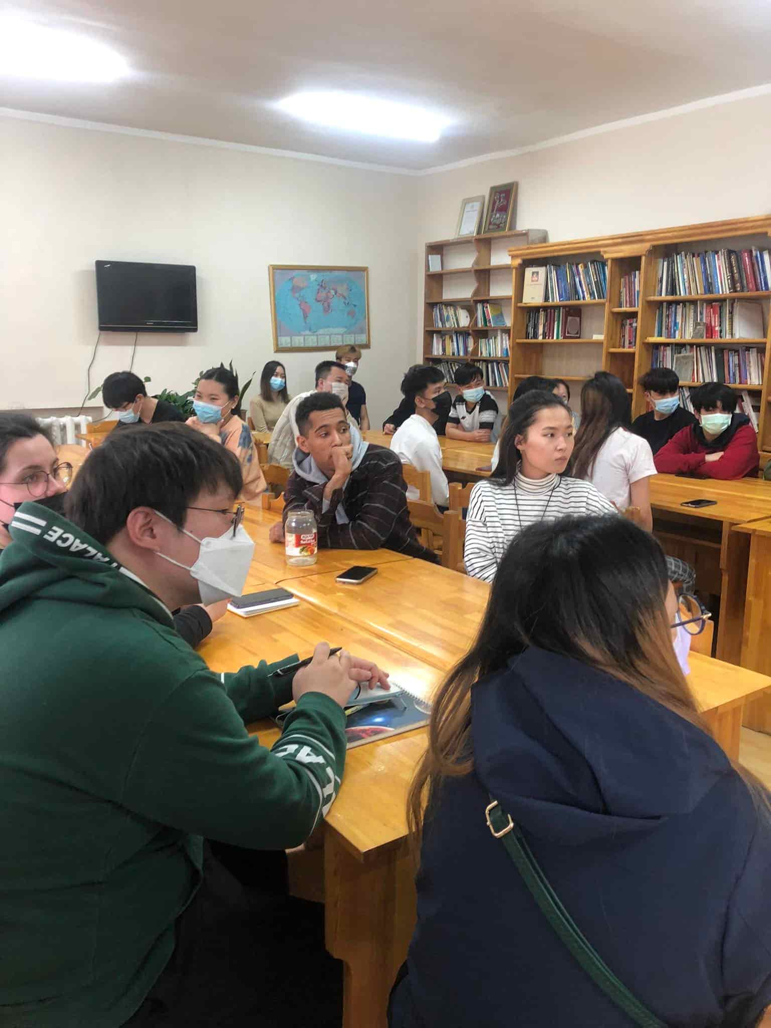 Цагдаагийн байгууллагын ажилтнууд оюутнуудад хууль эрх зүйн яриа хийв