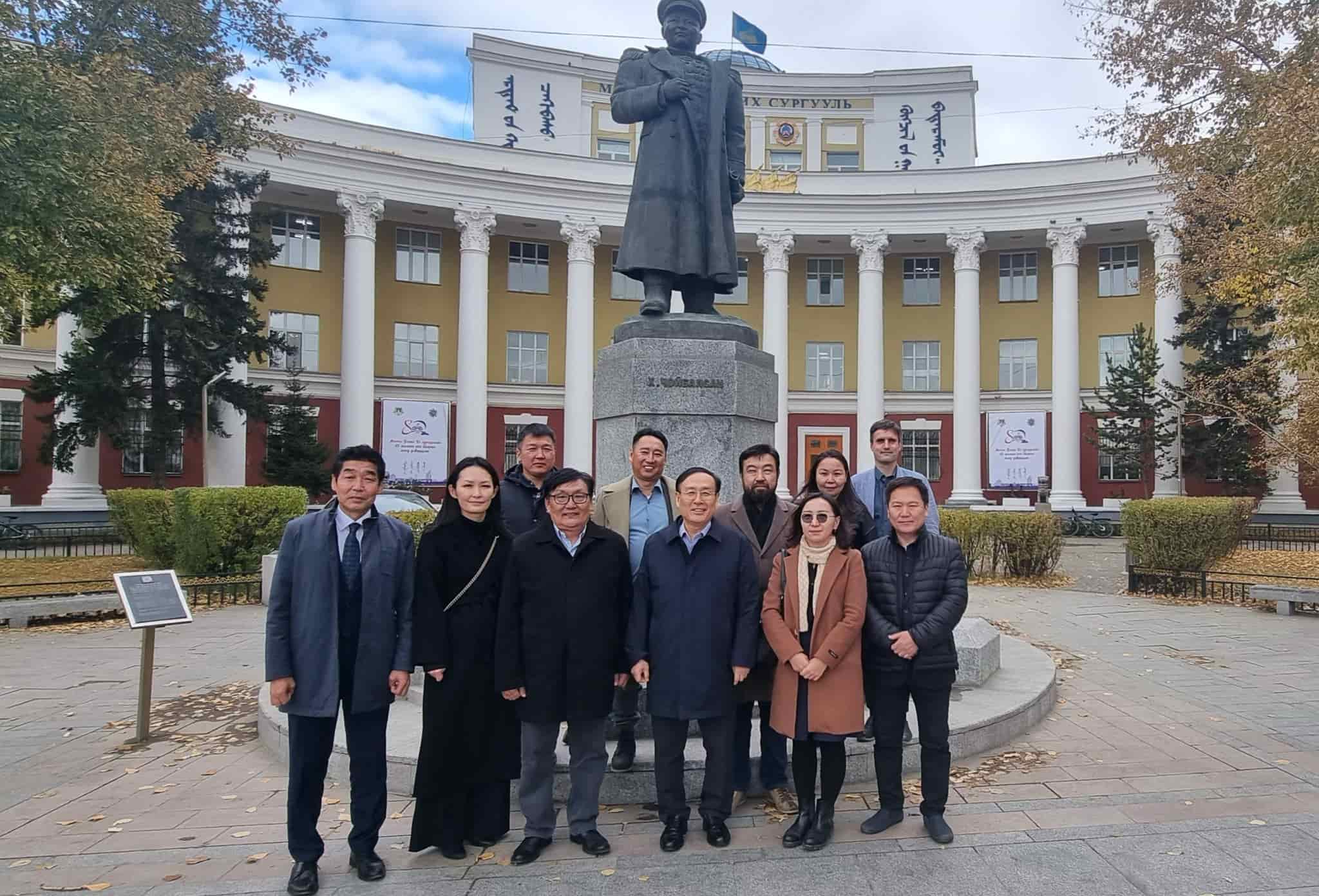 Сөүлийн Үндэсний Их Сургуулийн Ерөнхийлөгч тус сургуульд эрдмийн
