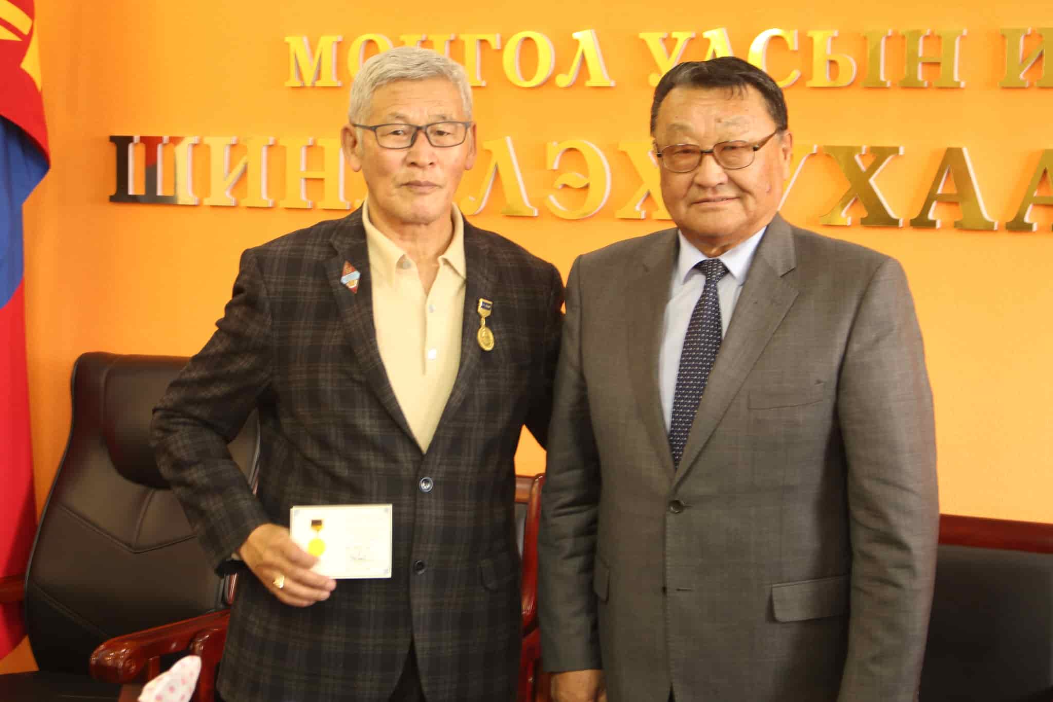 МУИС ийн Европ судлалын тэнхимийн ахмад багш нарт Монголын… Монгол