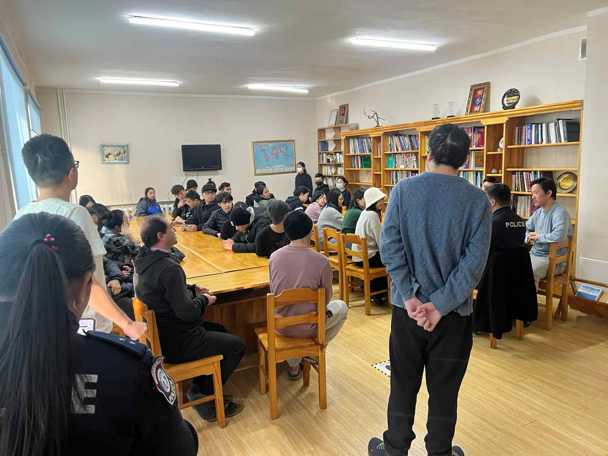 Цагдаагийн байгууллагын ажилтнууд оюутны байранд хууль эрх зүйн яриа