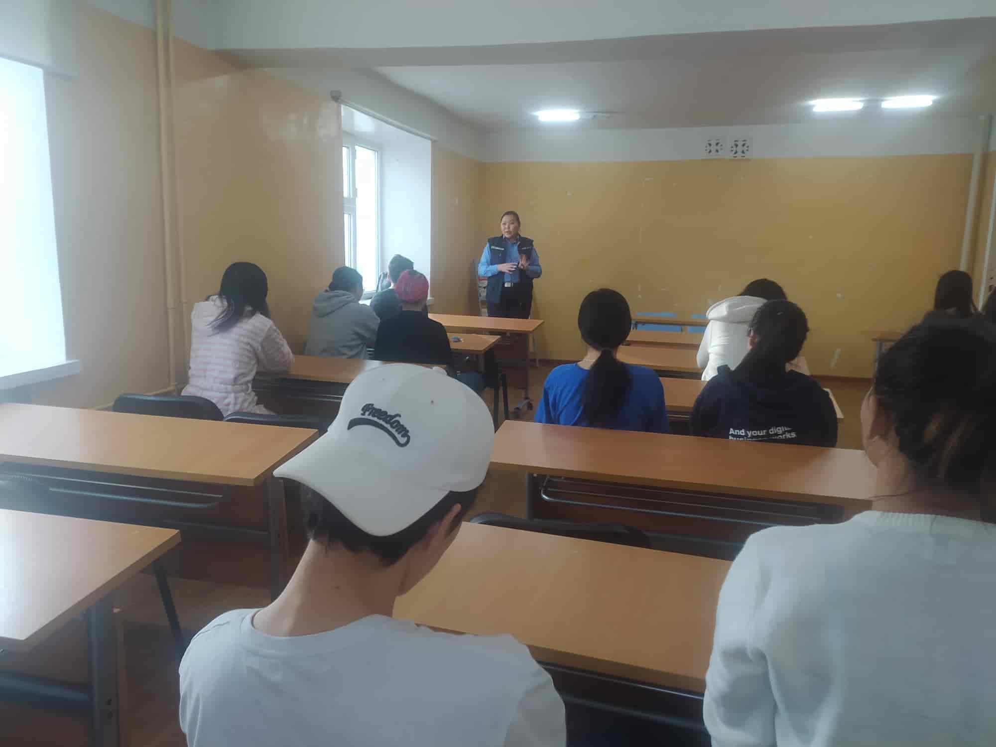 Цагдаагийн байгууллагын ажилтнууд оюутны байранд хууль эрх зүйн яриа
