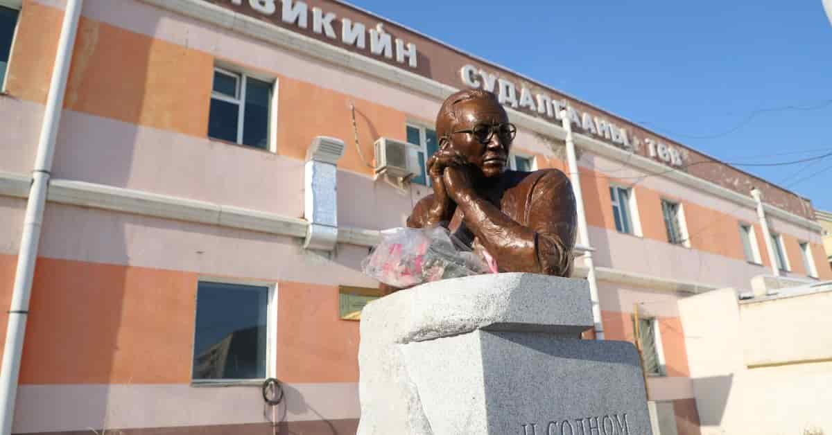 Академич Н Содном агсны ойд зориулж дурсгалын хөшөө босголоо Монгол Улсын Их Сургууль