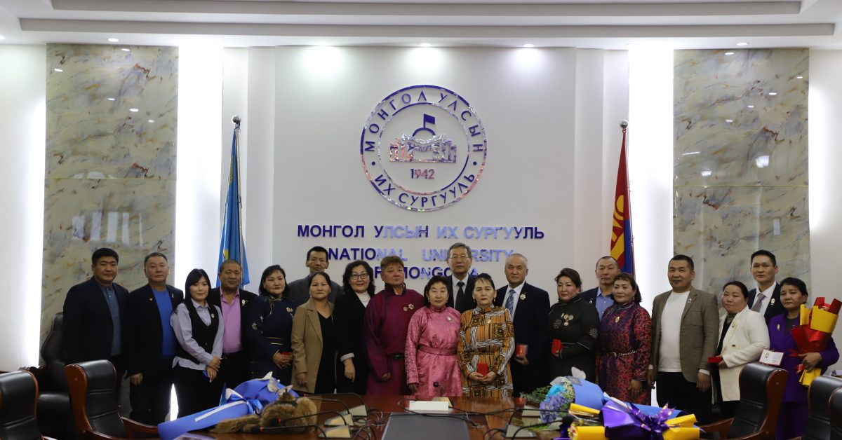 Кампус хөгжлийн төвийн шагнал хүртсэн ажилчдыг хүлээн авч уулзав